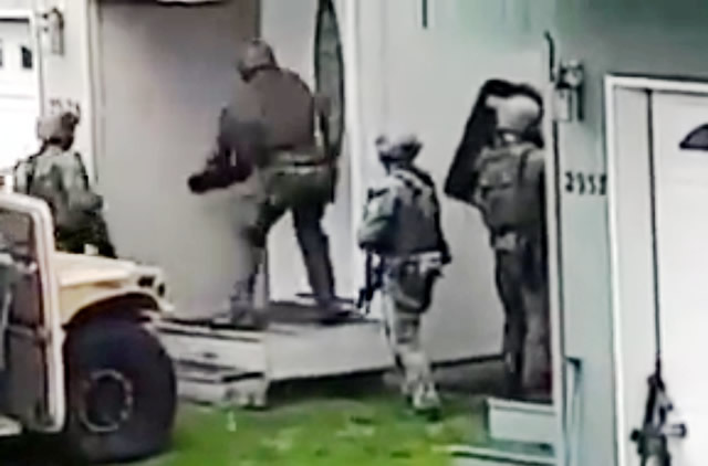 ドアのブリーチングに失敗し、勢い余ってスリップする FBI アラスカ SWAT チームの映像 | さばなび
